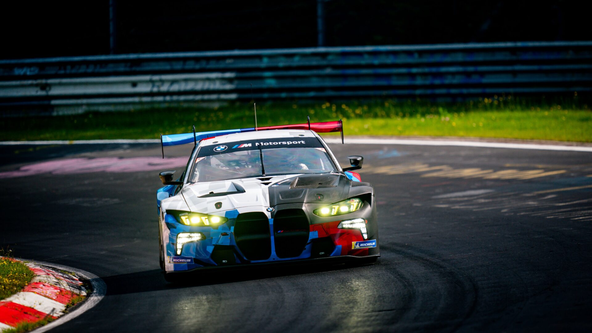 BMW prueba por primera vez el M4 GT3 EVO en el "infierno verde" - MotorTime
