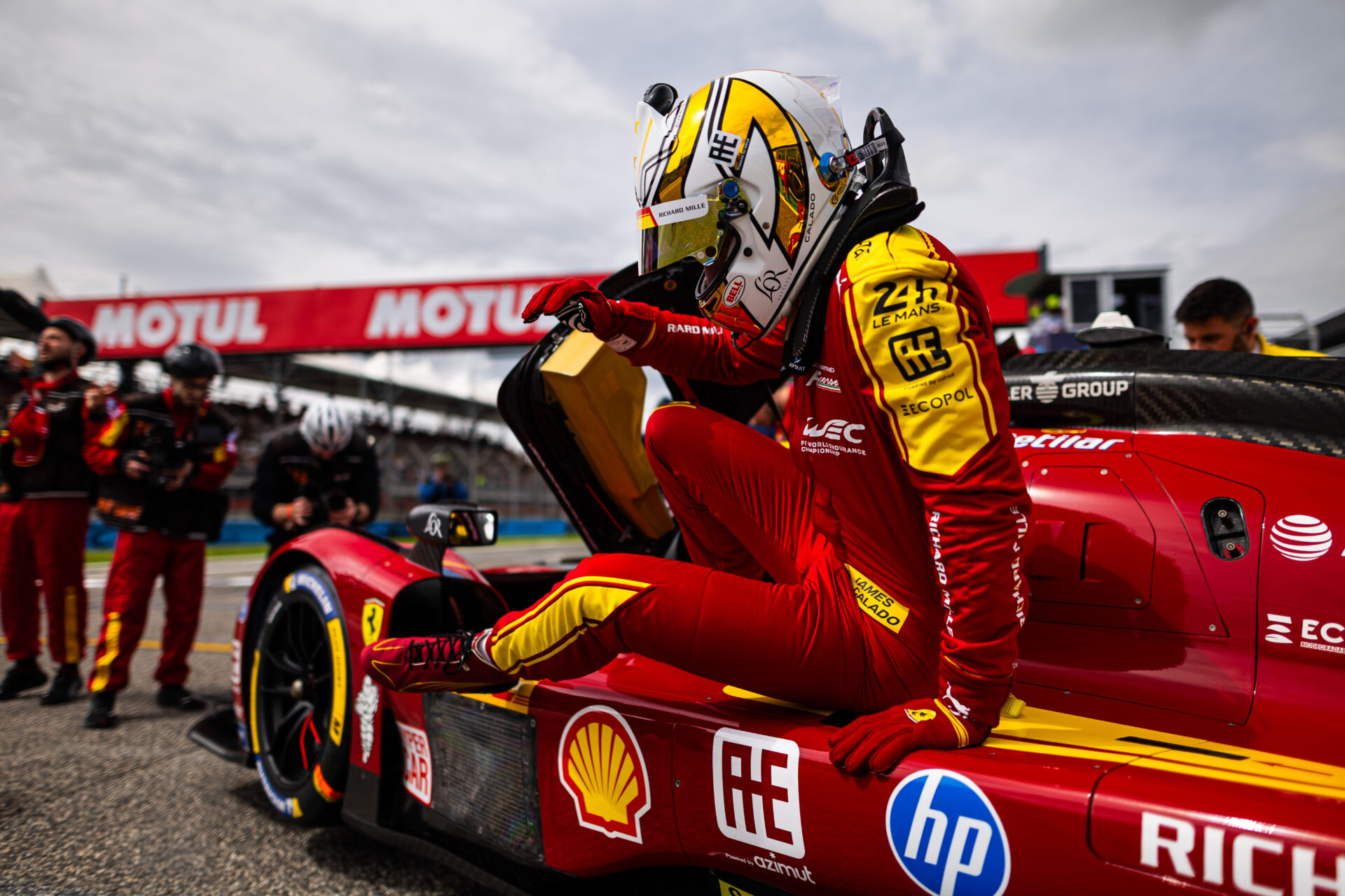 James Calado consigue un contrato multianual con Ferrari - MotorTime